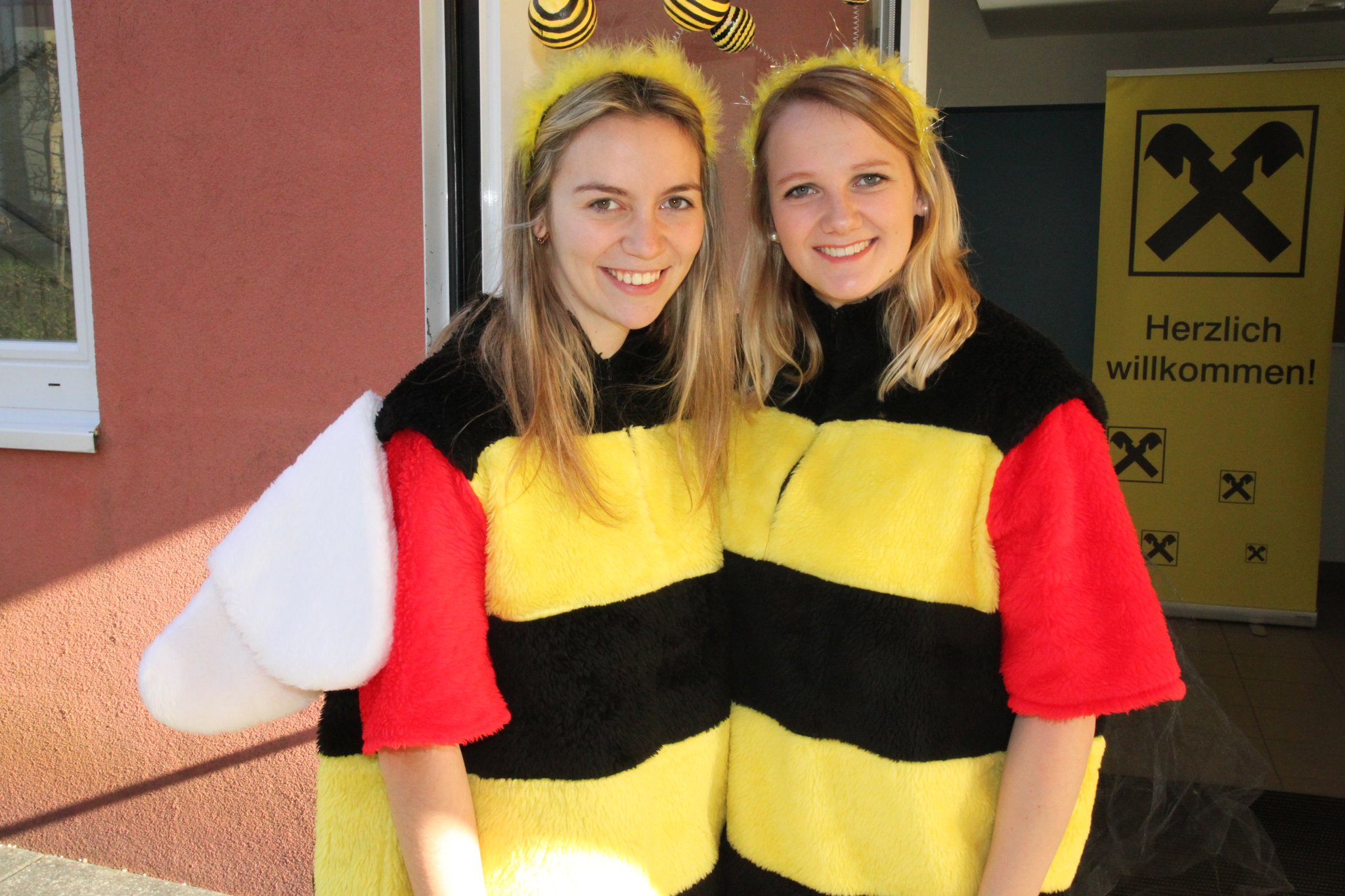 Kinderfasching der Raiffeisenbank: Viele Sumsi in der Sporthalle ...