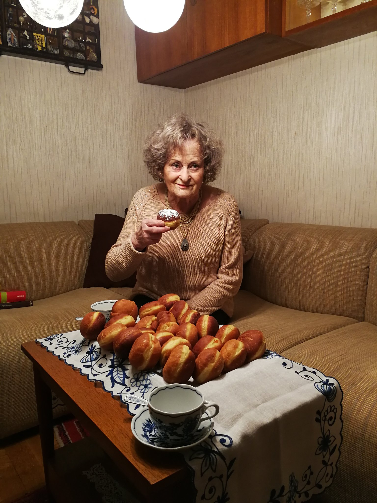 Frau Nowak backt Krapfen - Horn