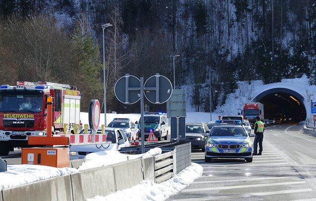 Wunderschãƒæãâne Unfall Grenztunnel Fãƒæãâ¼ssen Bilder