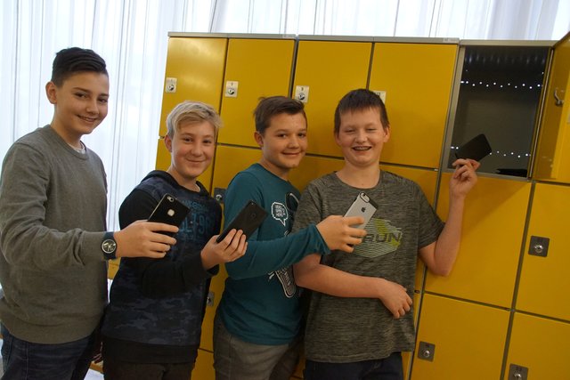 Handy-Erlass: Handyfreie Zonen kommen in den Schulen des Bezirkes ...