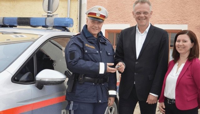 Verstärkung: Polizei Hallein bekommt neues Personal und neues Fahrzeug ...