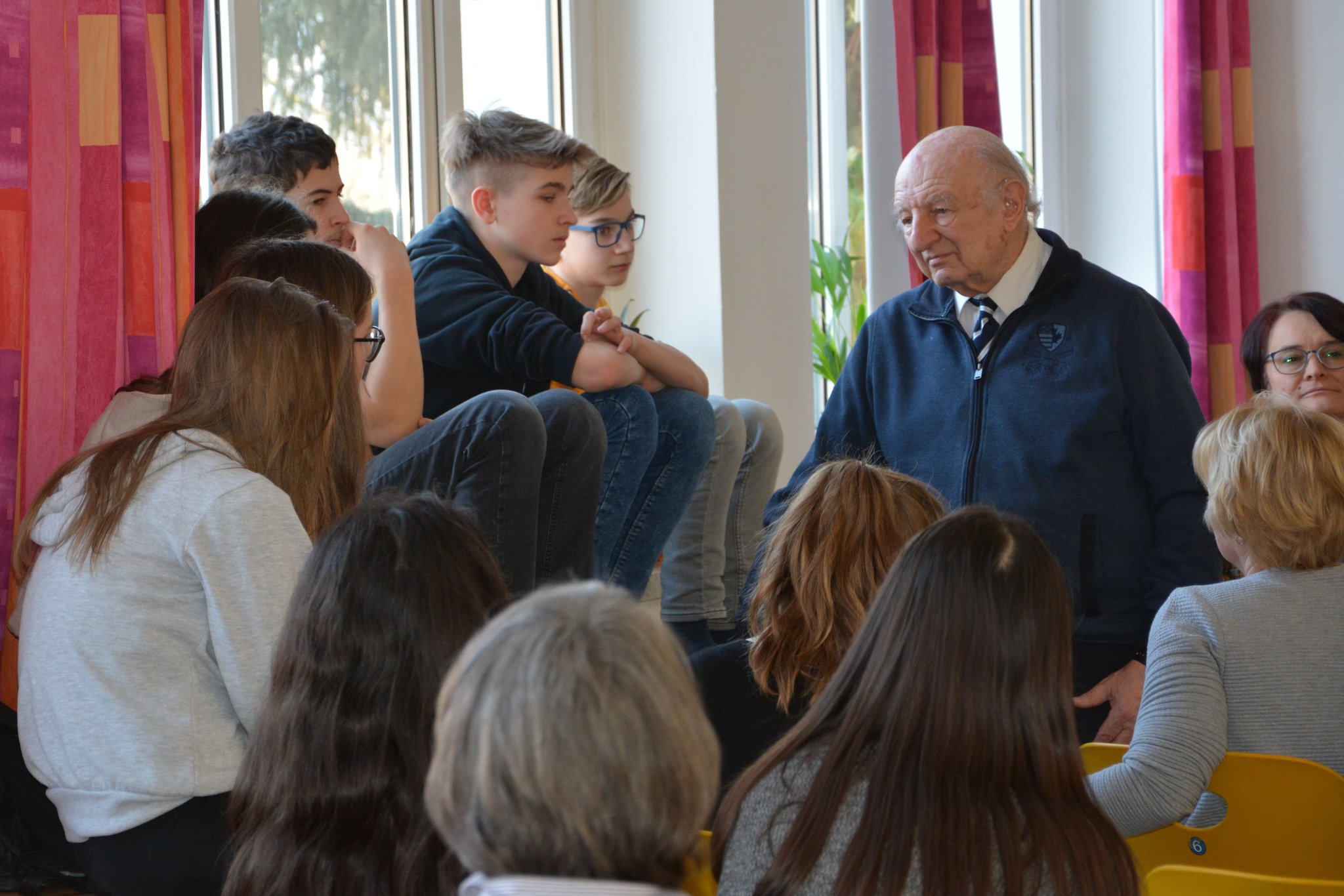 Erinnerungsarbeit: Zeitzeuge Harry Merl zu Gast an der NMS Hartkirchen ...
