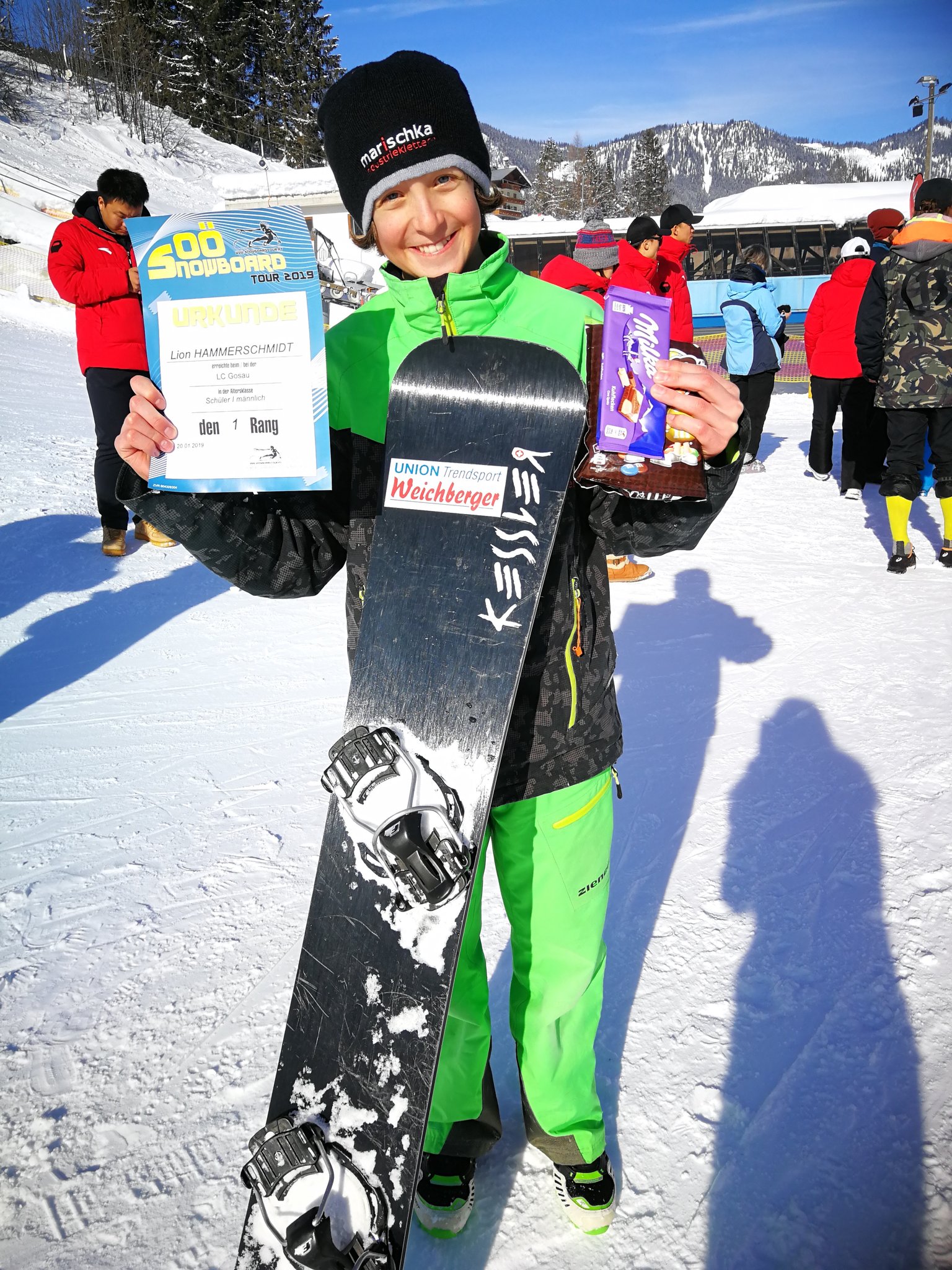 Lion gibt am Snowboard Gas - Baden