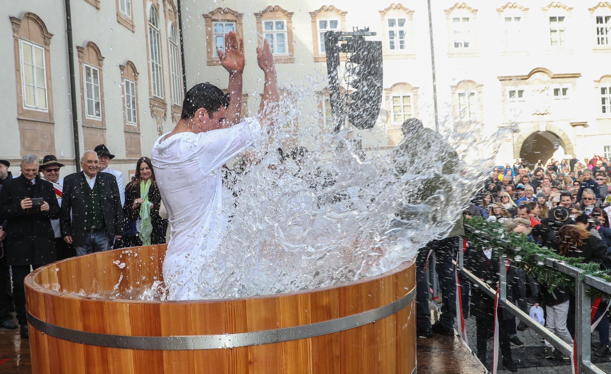 Kühner Metzgersprung: Beim Metzgersprung in St. Peter wagten junge ...