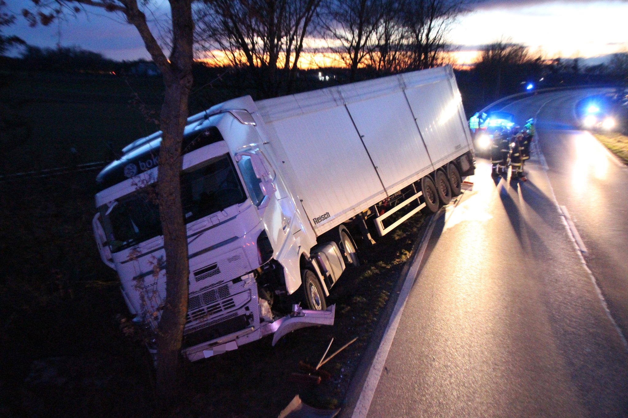 Auffahrunfall in Arbing: Aufwendige Lkw-Bergung auf der B3 - Perg
