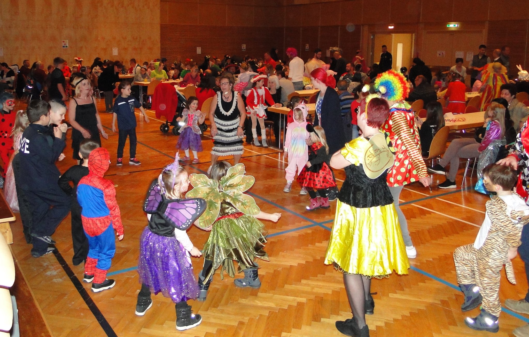 Buntes Faschingstreiben beim Kindermaskenball - Vöcklabruck