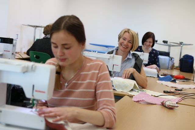 Fachschule Mauerkirchen: Schülerinnen nähen für Brustkrebspatientinnen ...