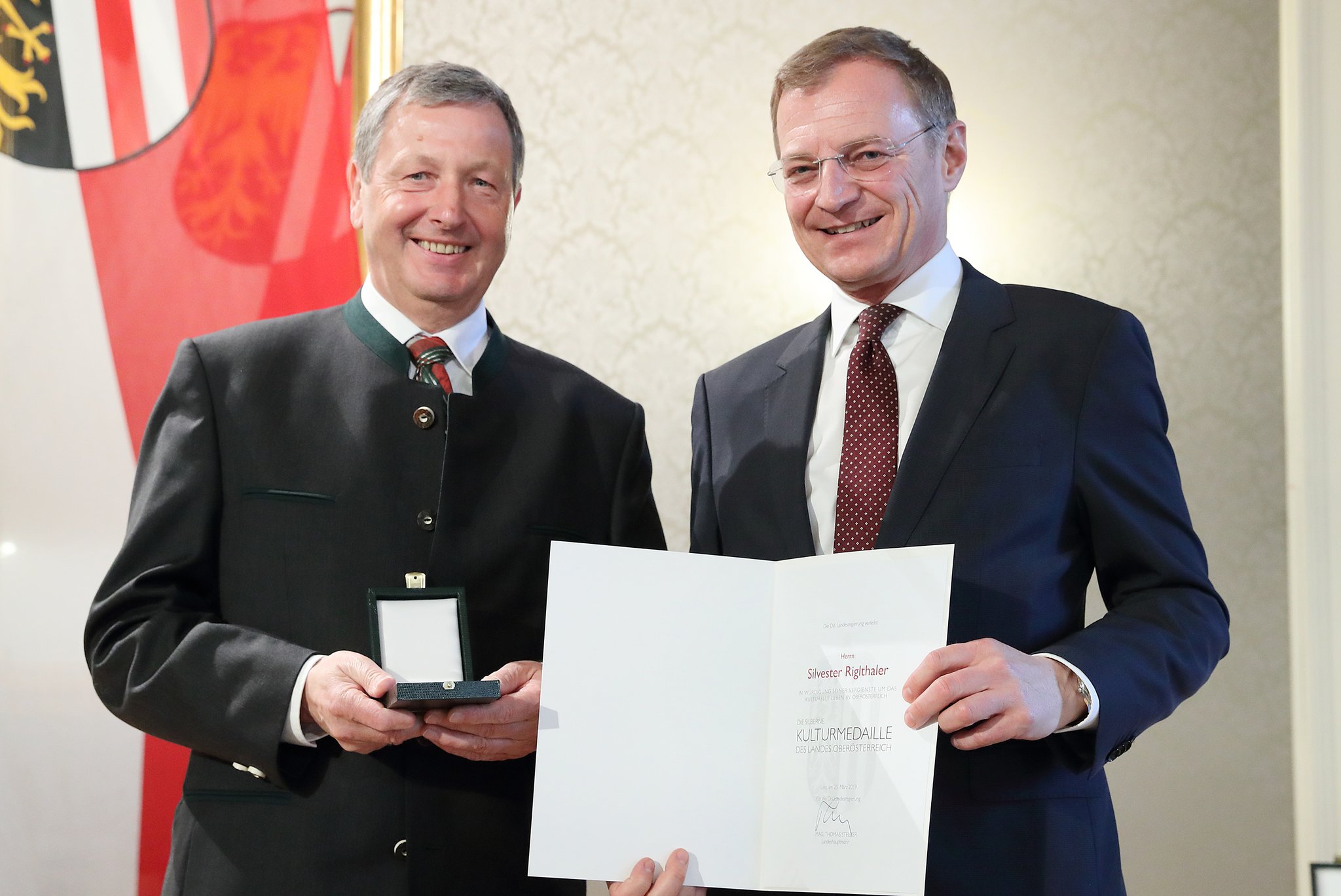 Auszeichnung: LH Stelzer überreichte das erste Goldene ...