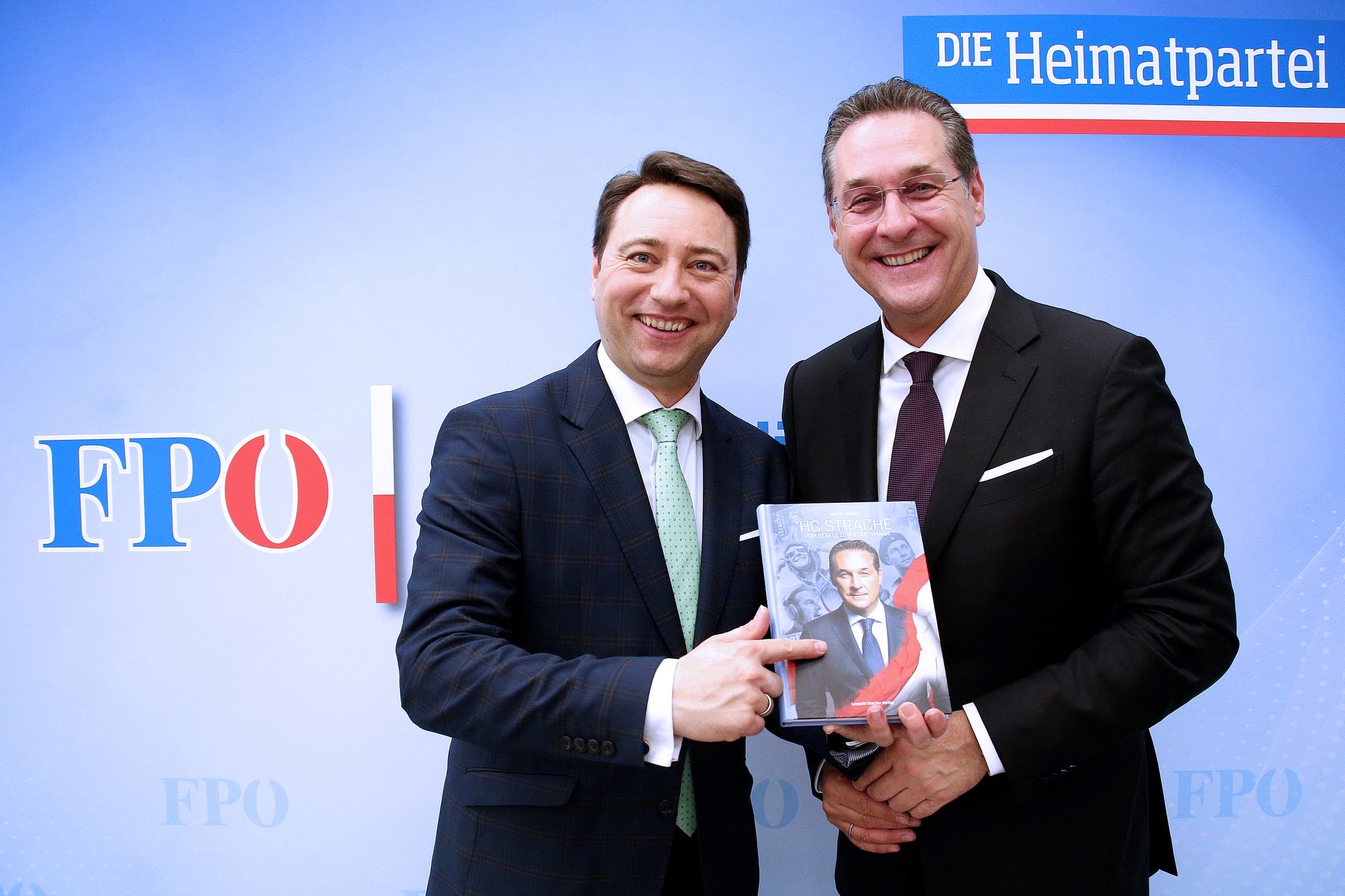 Lektüre über FPÖ-Chef: Strache-Buch in Thalheim präsentiert ...