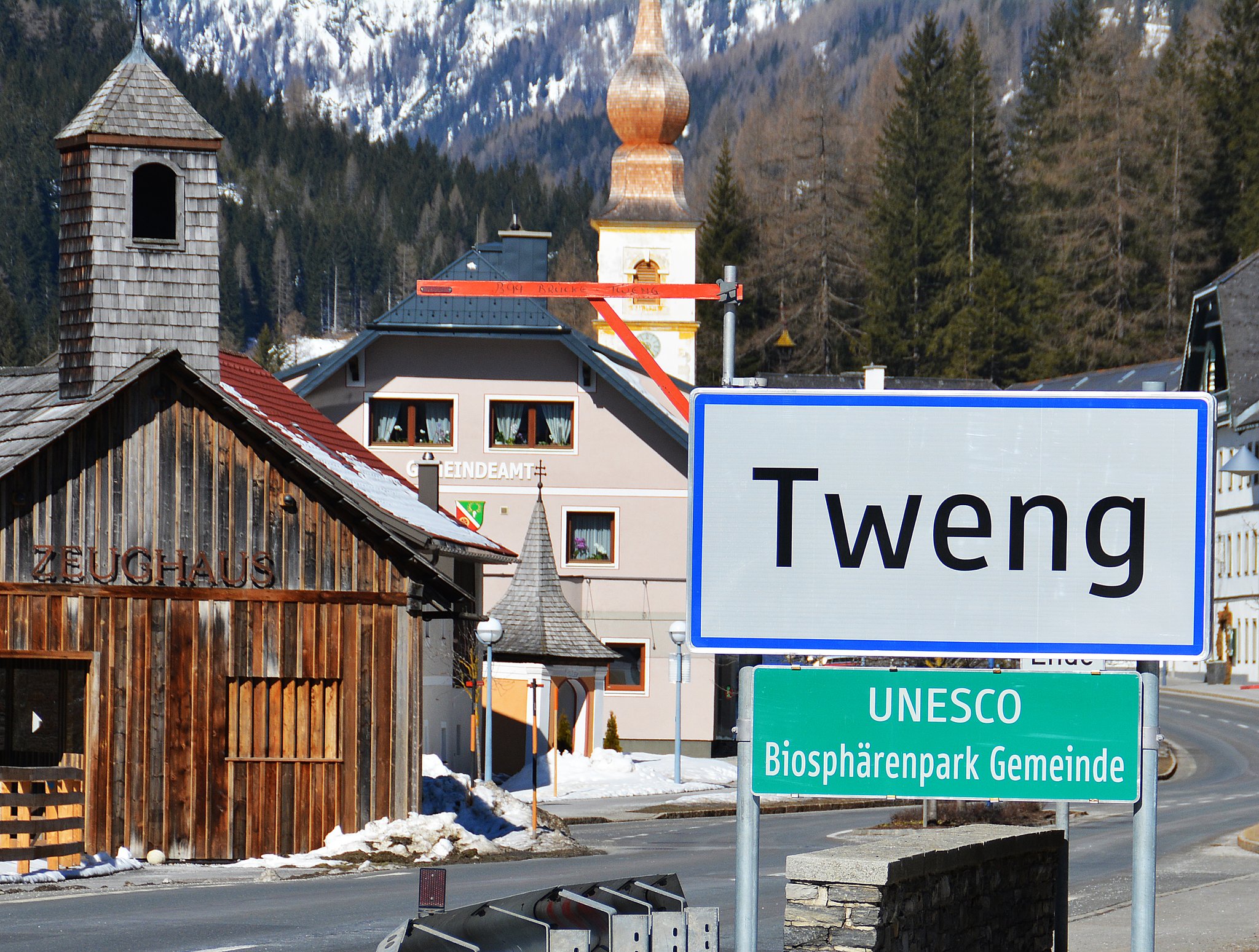 Tweng: Laster rutschte von einem Forstweg ab - Lungau