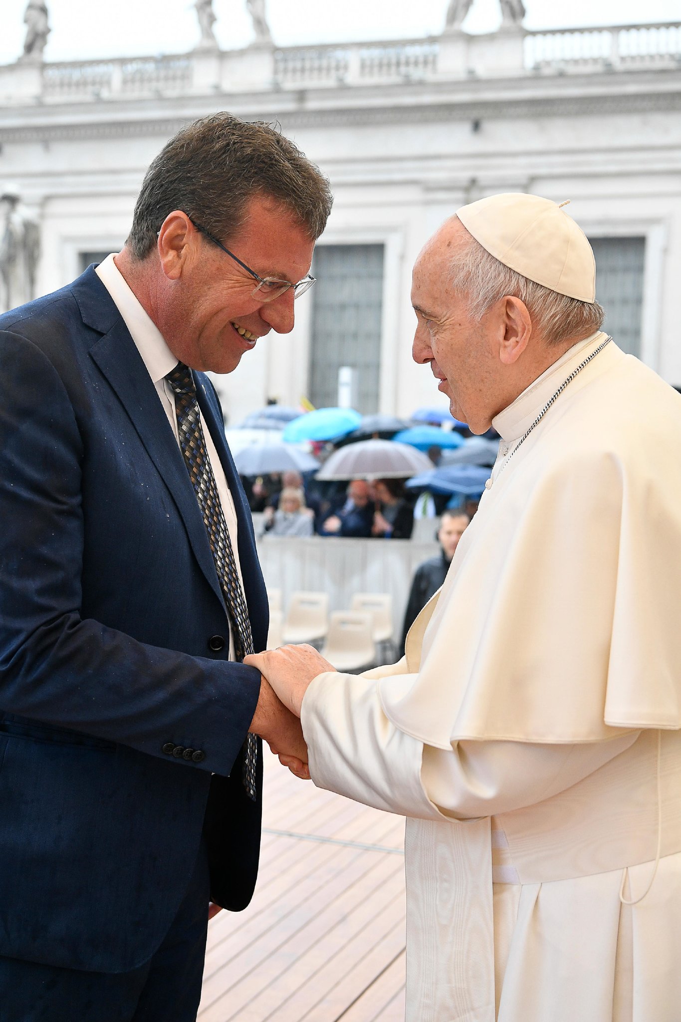 Besuch beim Papst: KO LA Jakob Wolf wurde vor Ostern große Ehre zu teil ...