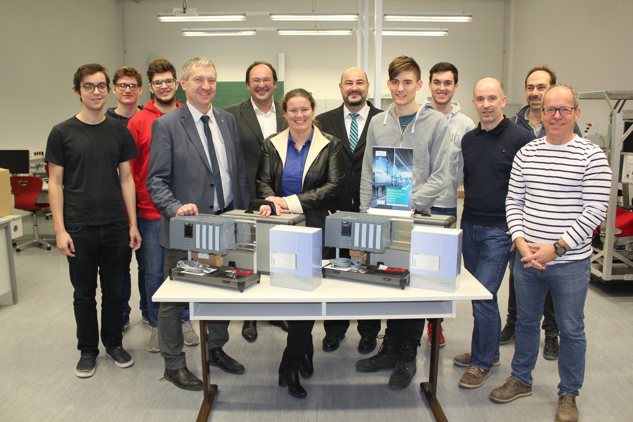 Ultimatives Plus:: Siemens sponsert der HTL Wels 10 Steuerungssysteme ...