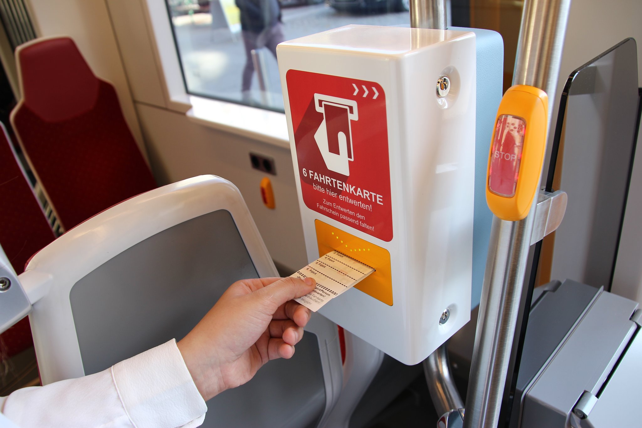 Kugelschreiber adé: Entwerter in der Traunseetram - Salzkammergut