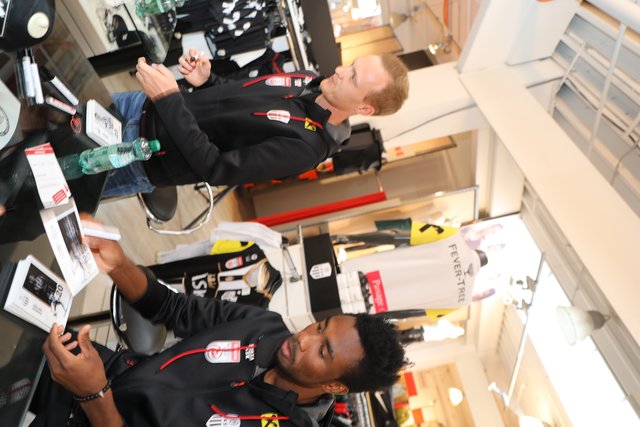 Sport 2000 Trauner in Mauthausen: LASK Meet&Greet mit Samuel Tetteh und ...