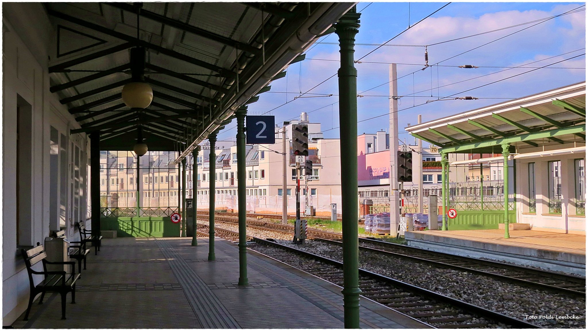 Bahnhof Ottakring: Blick über und vom Schnellbahn-Bahnhof Ottakring ...