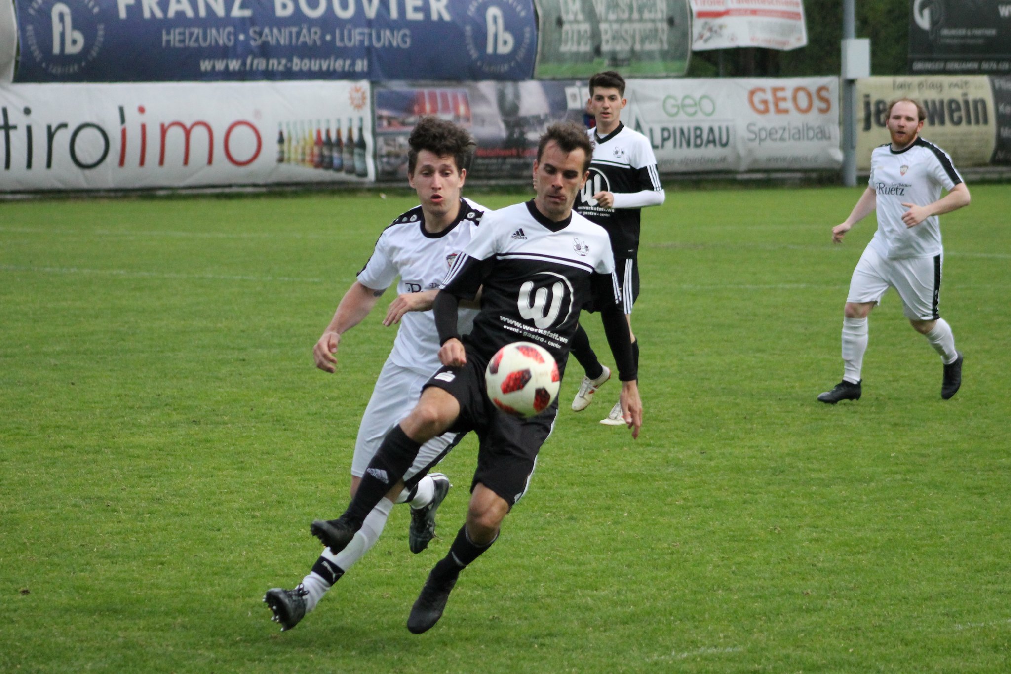 Fußball im Bezirk Landeck: Zangerl-Gala beim Derbysieg des SV Landeck ...