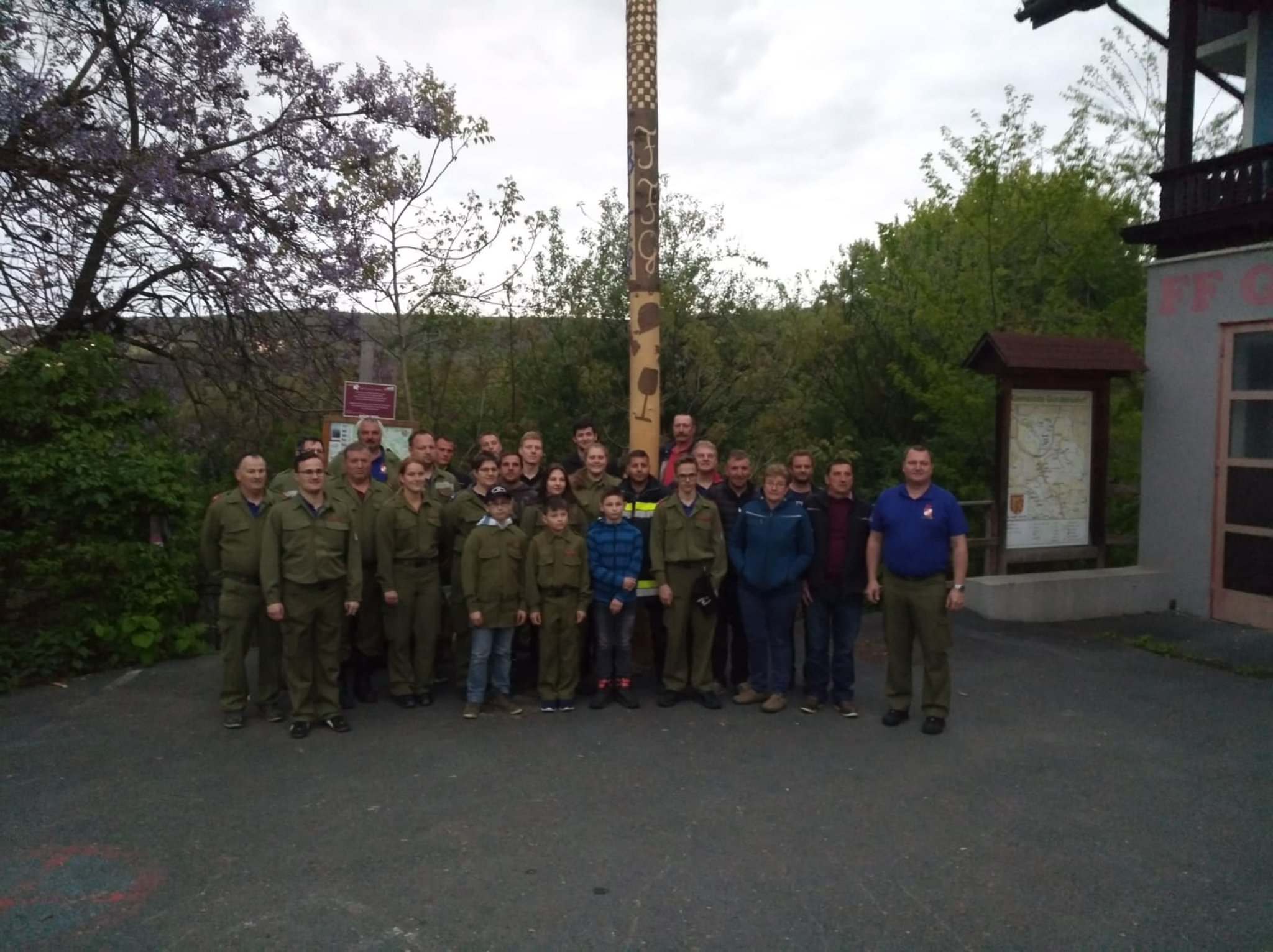 Maibaumaufstellen 2019 in Gundersdorf: 23 Meter hoher Maibaum ziert ...