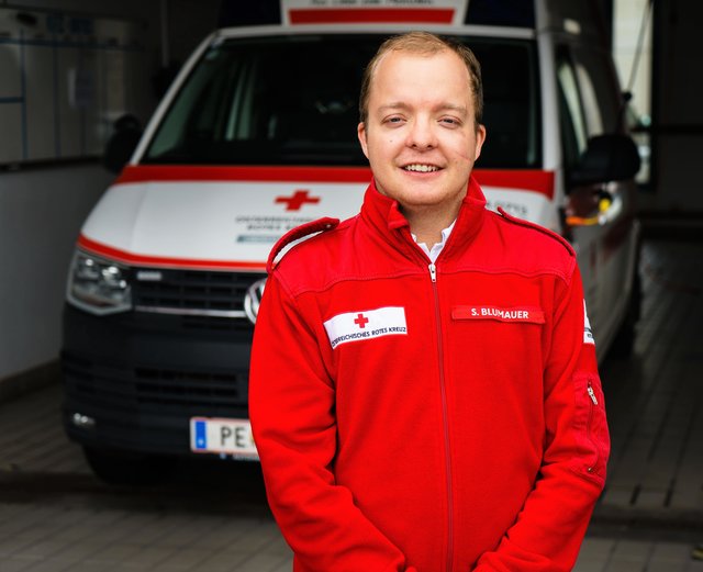 passende jacke: Jung und beim Roten Kreuz: Rettungssanitäter Stefan ...