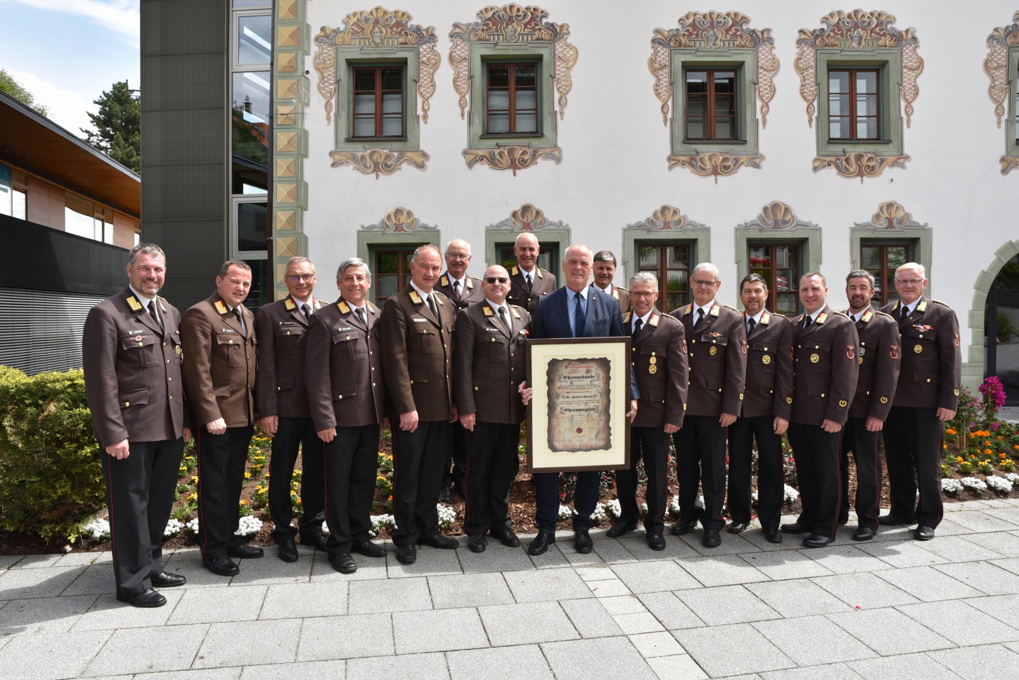 137. Bezirksfeuerwehrtag Innsbruck-Land: Ehrenmitgliedschaft für BH HR ...