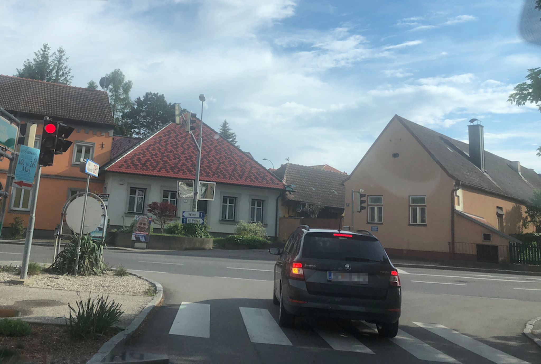 Kunstparker: Ampel rot, Auto steht - Tulln