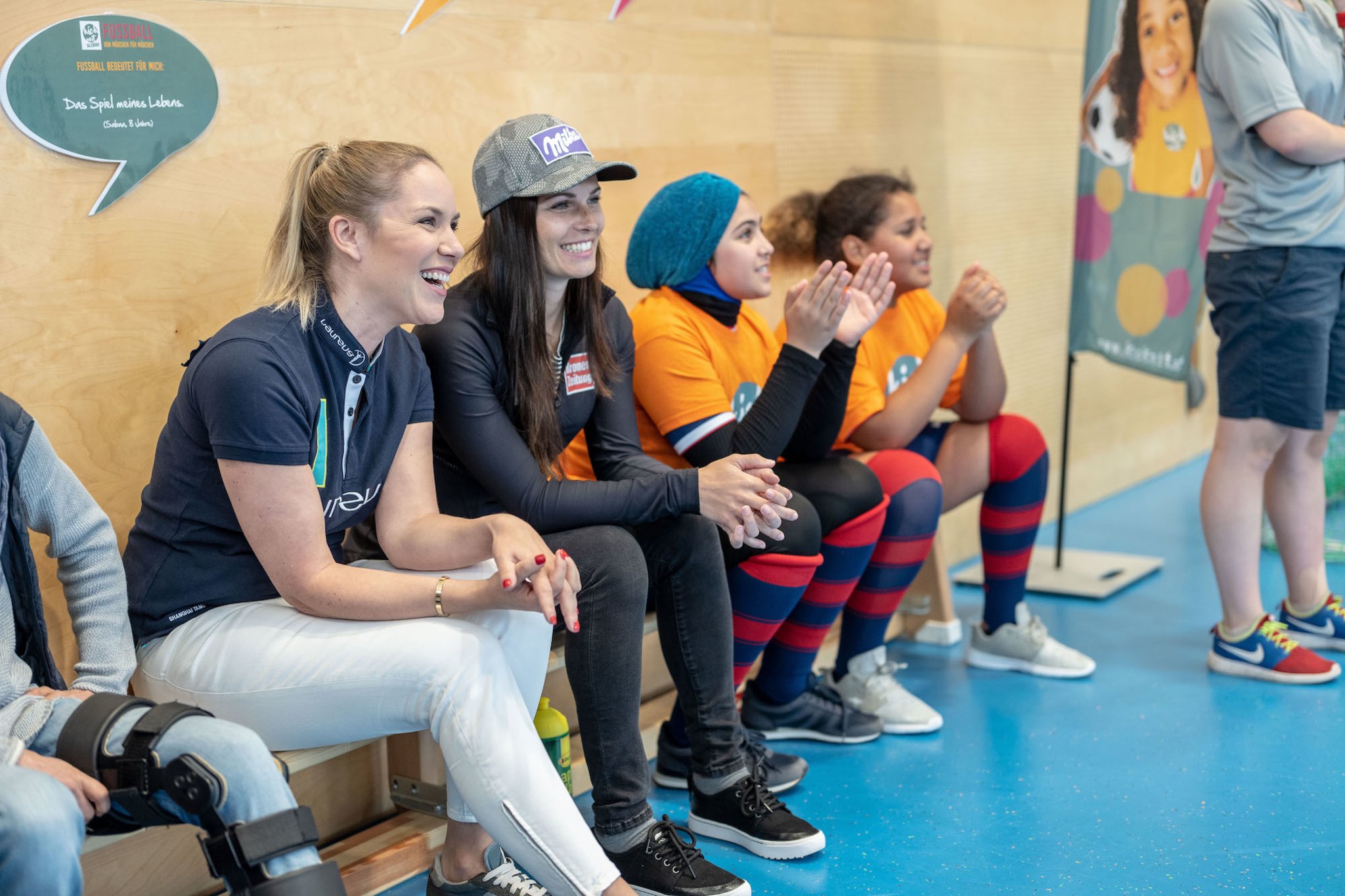 Anna Veith und Kathi Wörndl überraschen Salzburger kick mit Mädchen ...