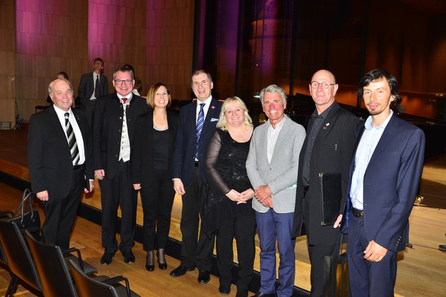 Tosender Applaus und „Standig Ovations“ beendeten das Konzert der ...