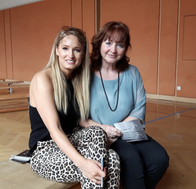 Riesenfreude bei Kindern: Schlagersängerin Julia Buchner zu Besuch bei ...