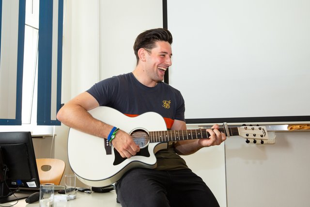 Instagram-Influencer hautnah: Alexander Eder rockt HAK Amstetten ...