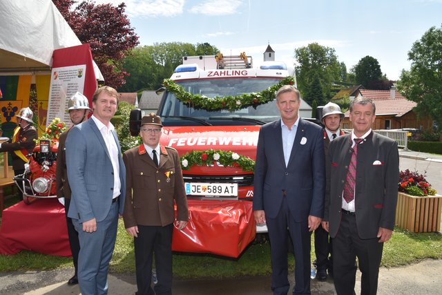 Fahrzeugsegnung: Neues Zahlinger Feuerwehrauto hat 40 Patinnen ...