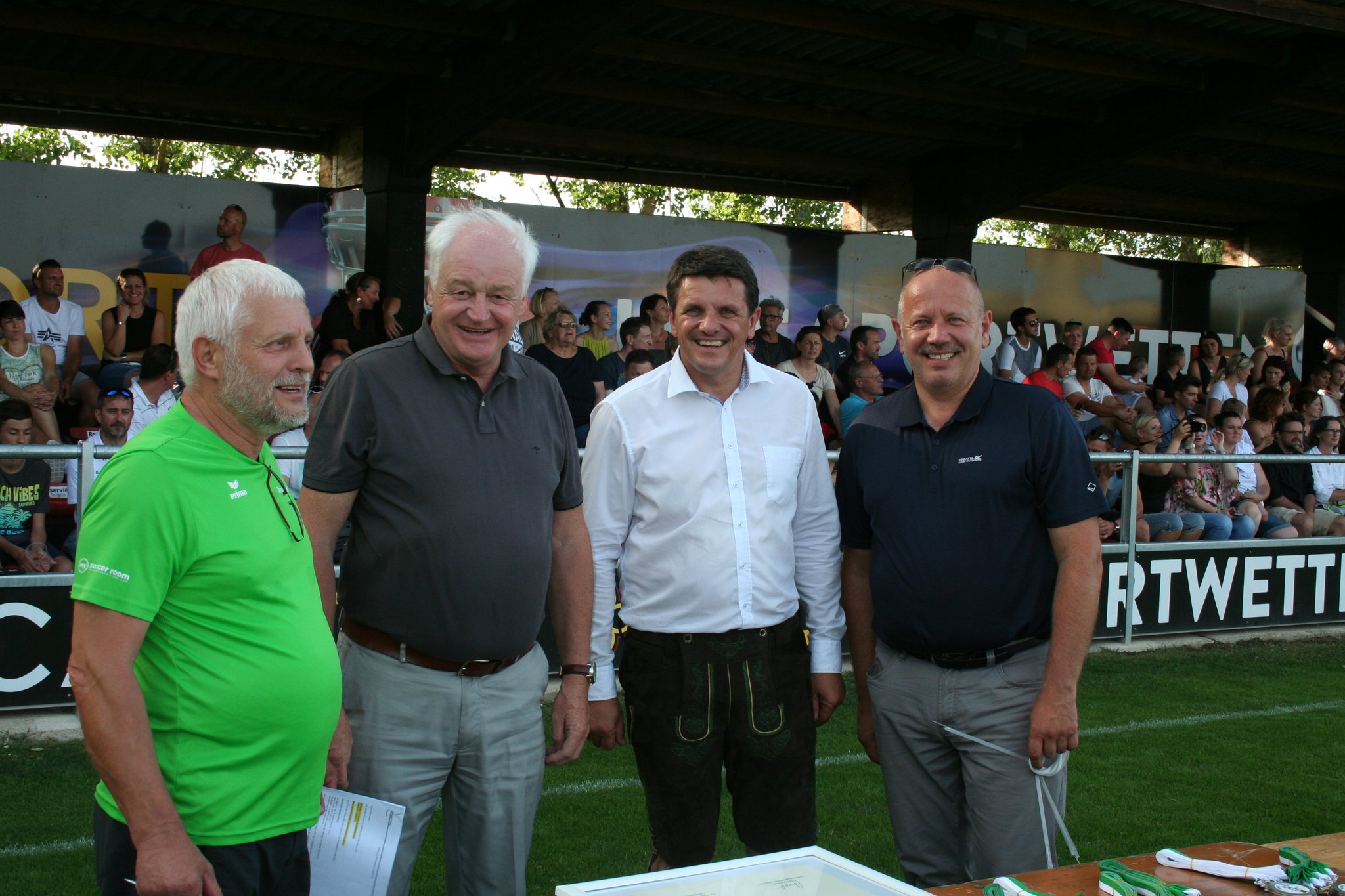 Ehrung im Rudolf Gutmann Stadion - Hartberg-Fürstenfeld