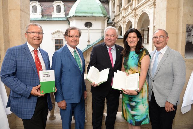 Steirisches Jahrbuch für Politik 2018: Jahrbuch als Symbol für Dialog ...