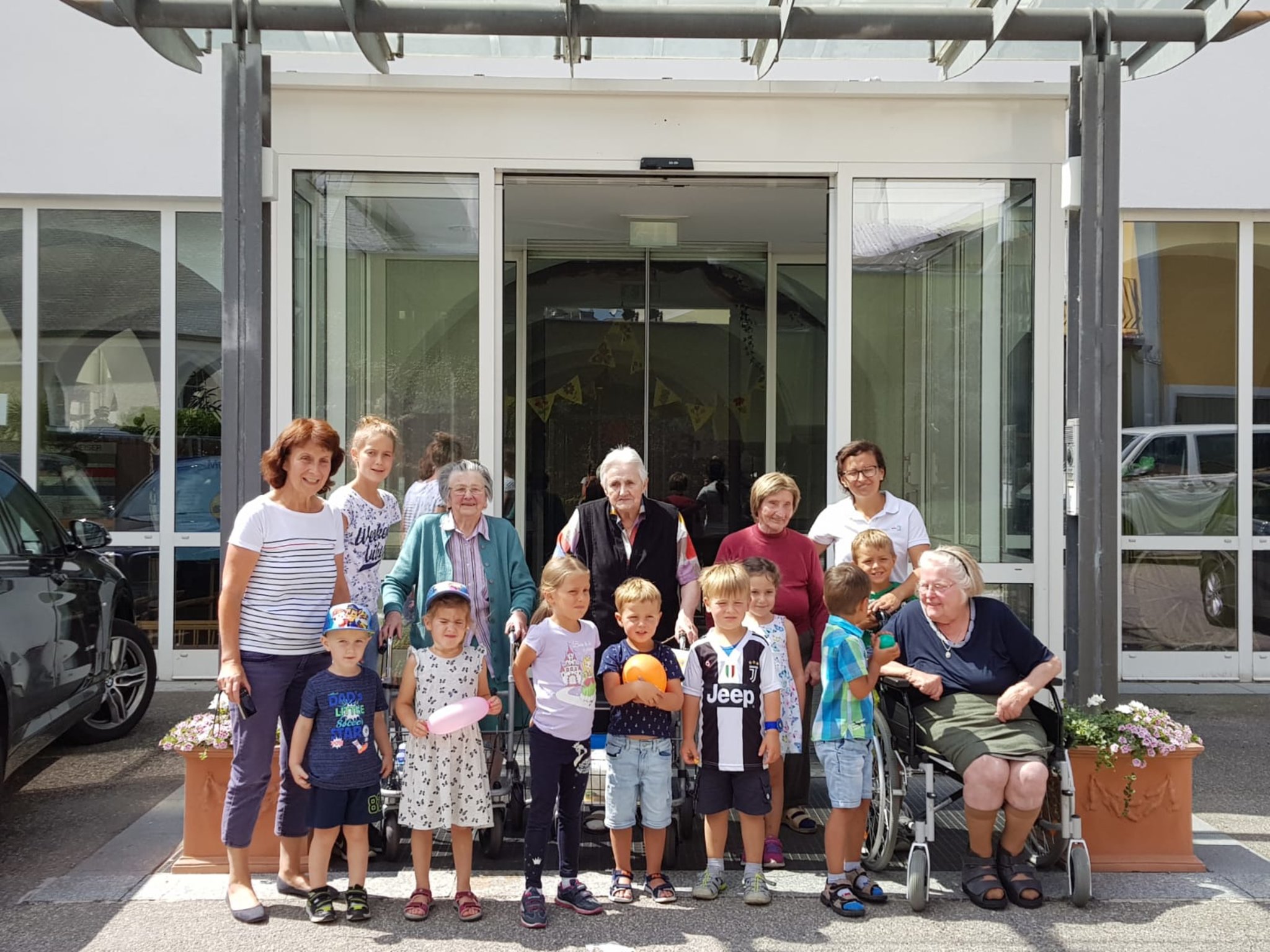 Projekt: "Jung trifft Alt" - Kindergarten trifft Altenheim - Ried