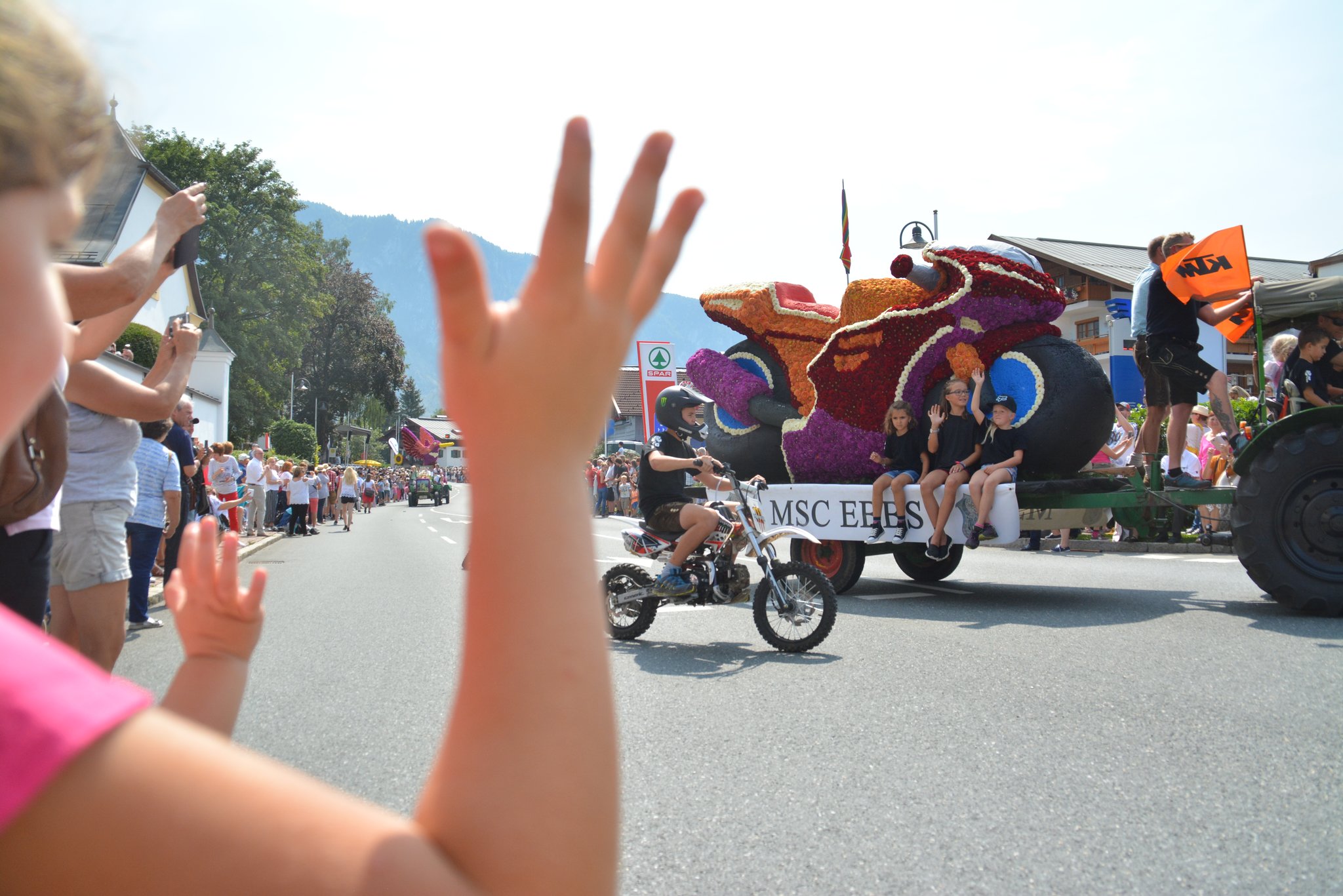 Blumenkorso Ebbs: 50 Wägen mit tausenden Dahlien – mit VIDEO - Kufstein