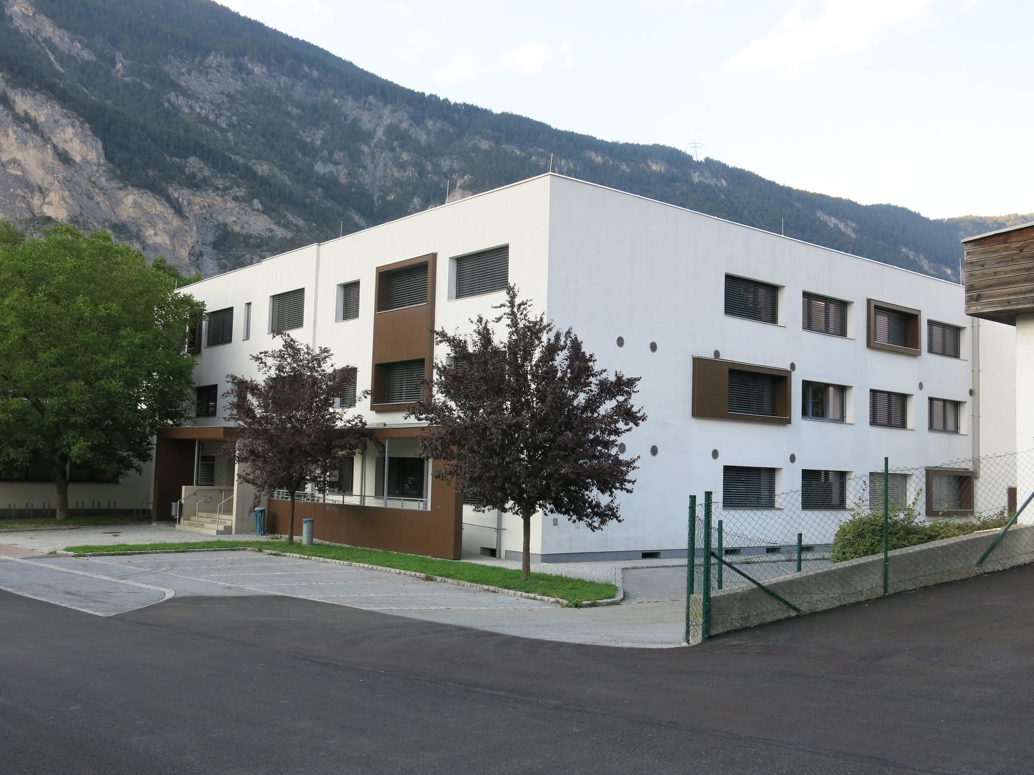 Im Gemeindegebiet gibt es zahlreiche Bildungseinrichtungen: Haiming und ...