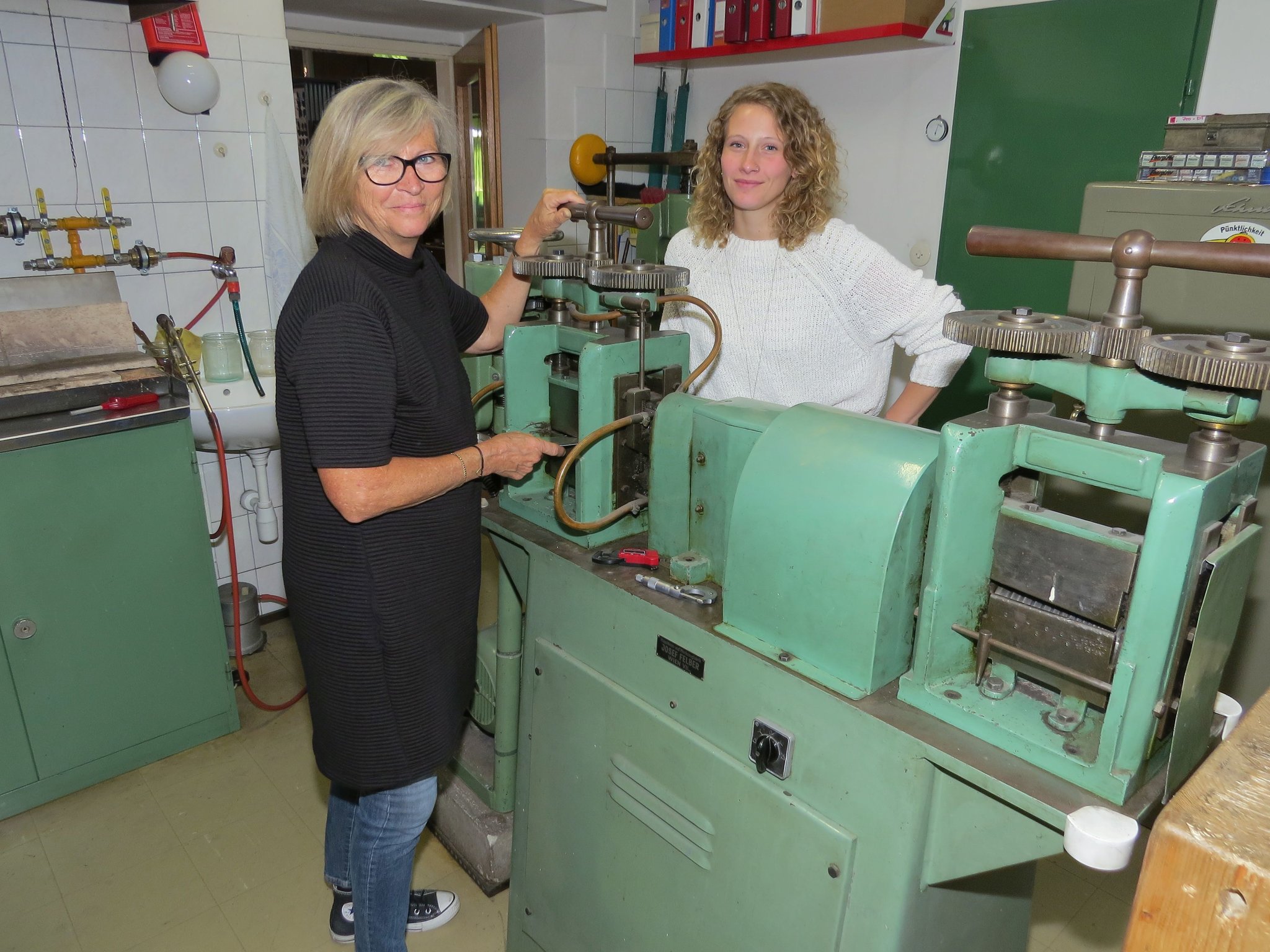 Goldschmiedin: Helga Beck – erfolgreicher Lehrabschluss mit 57 Jahren ...