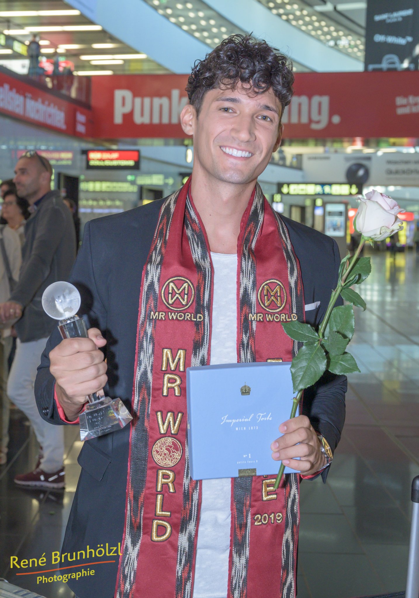 FLUGHAFEN WIEN: MISTER WORLD EUROPE IST ZU HAUSE - Wien