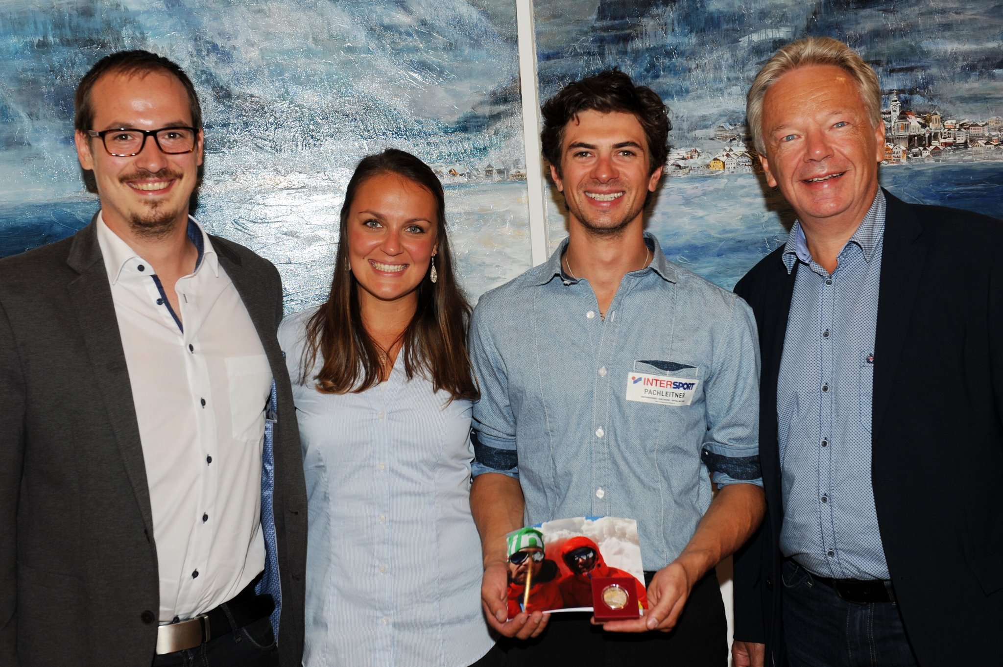 Bgm. Alexander Scheutz gratuliert Hallstätter Gipfelstürmer Armin Zwinz ...