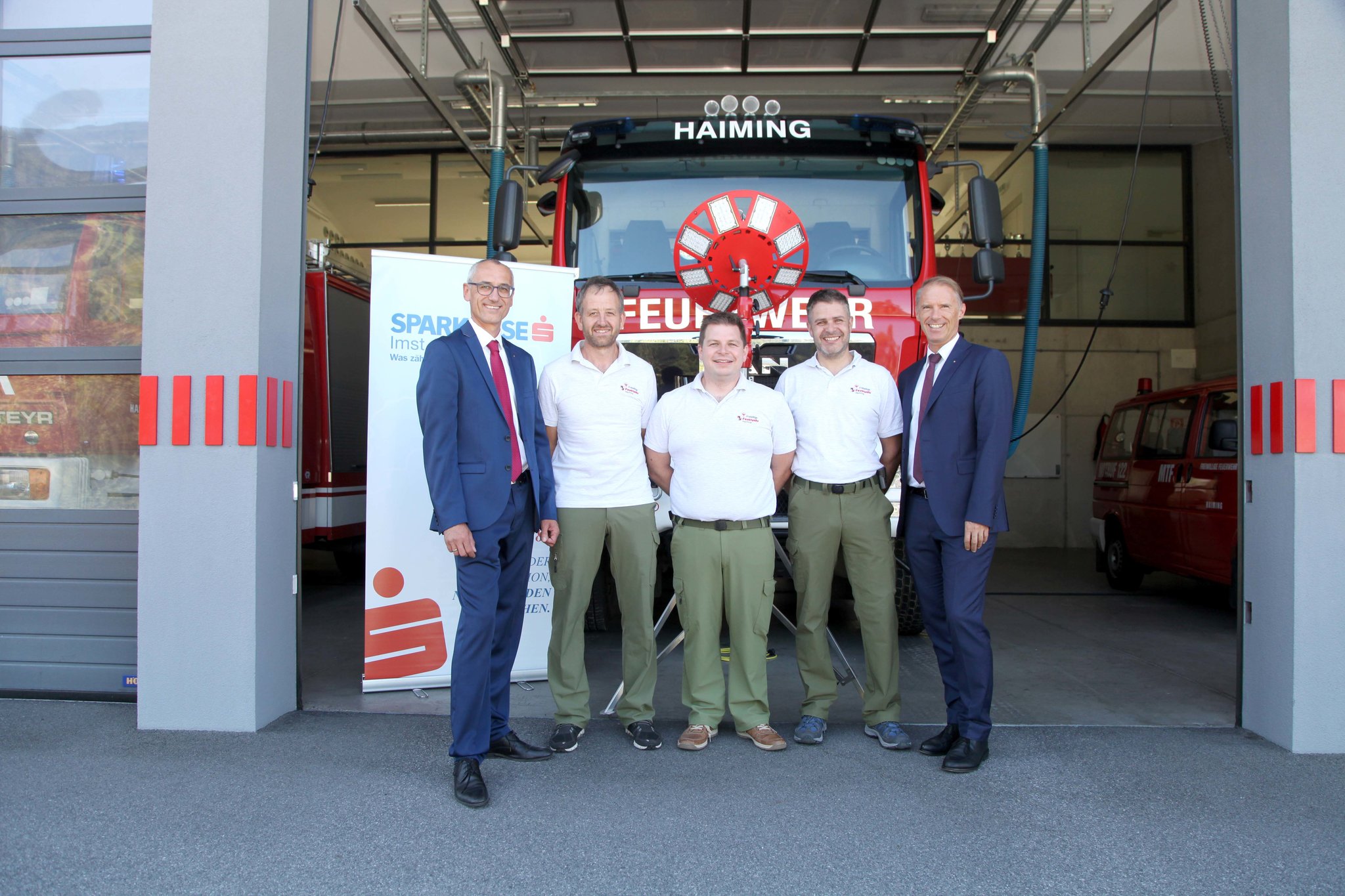 Sparkasse Imst unterstützt Feuerwehr Haiming bei Beleuchtung: Es werde ...