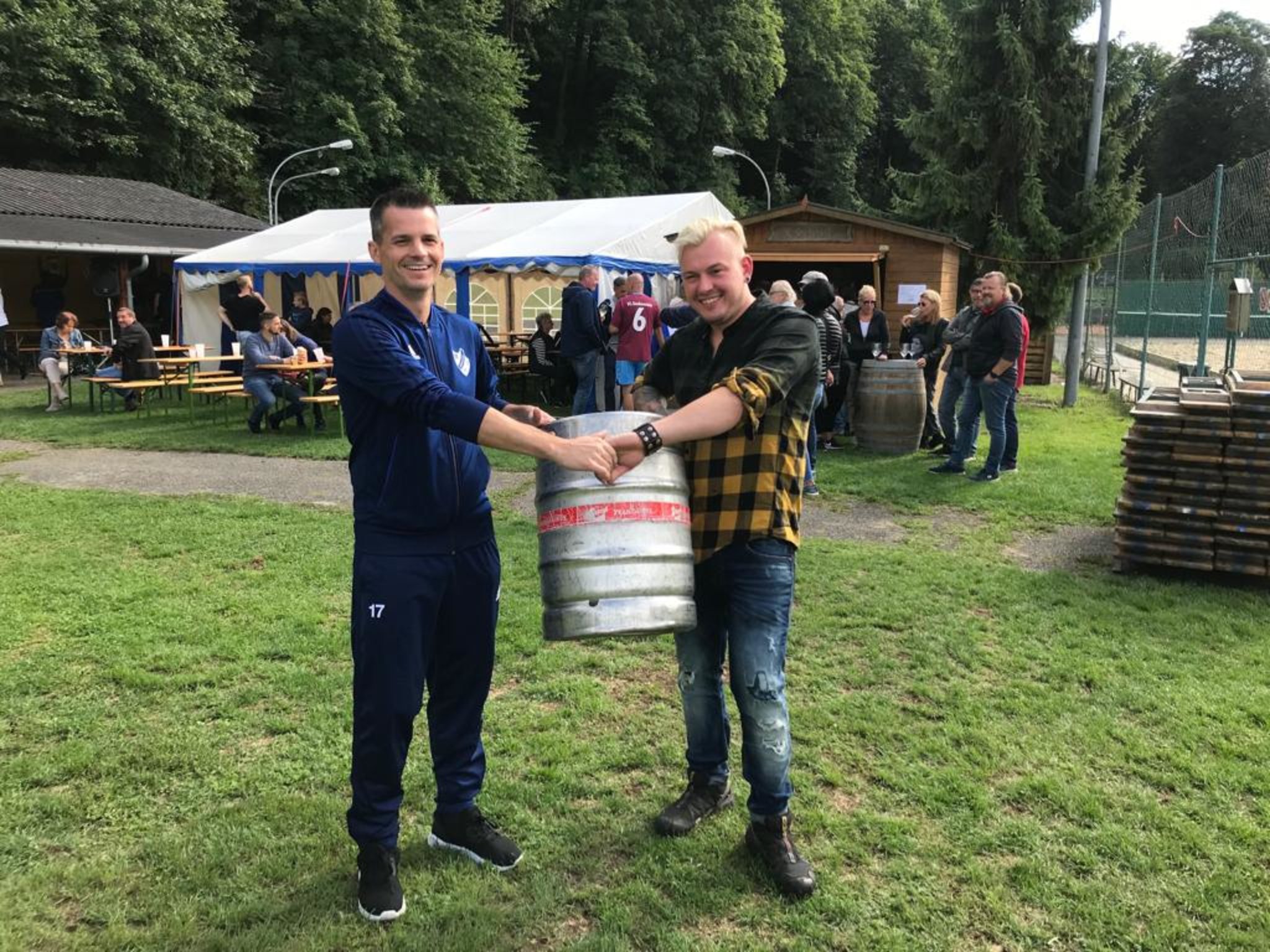 Spende an Verein übergeben: FPÖ Seebenstein übergibt Bierfass-Spende ...