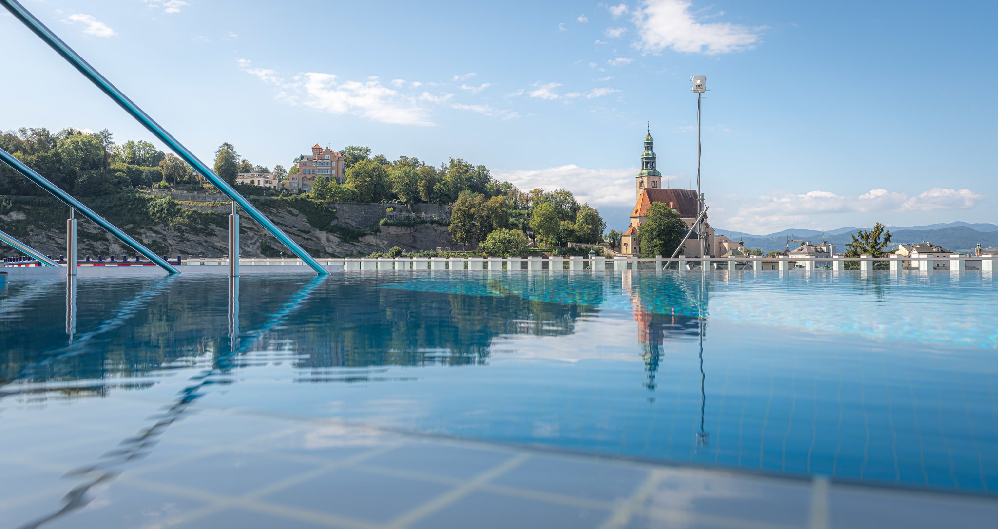 Bildergalerie: Am Dach des Paracelsusbad im Infinity Pool abtauchen ...
