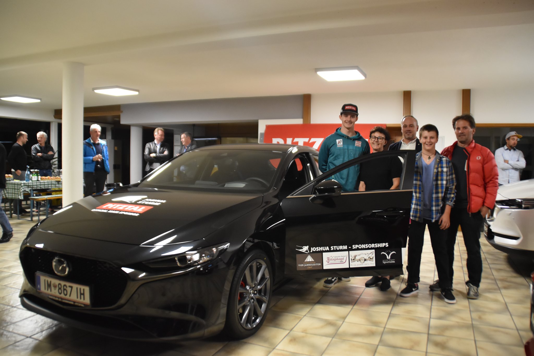 Autoübergabe an jungen Sportler: Joshua Sturm fegt durch den ÖSV B ...