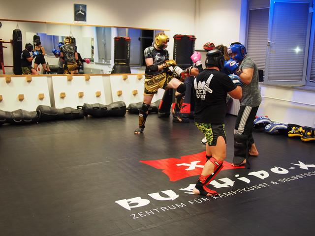 Auspowern und Berufsausgleich mit Thaiboxen - Bushido X: Boxen, Thai ...