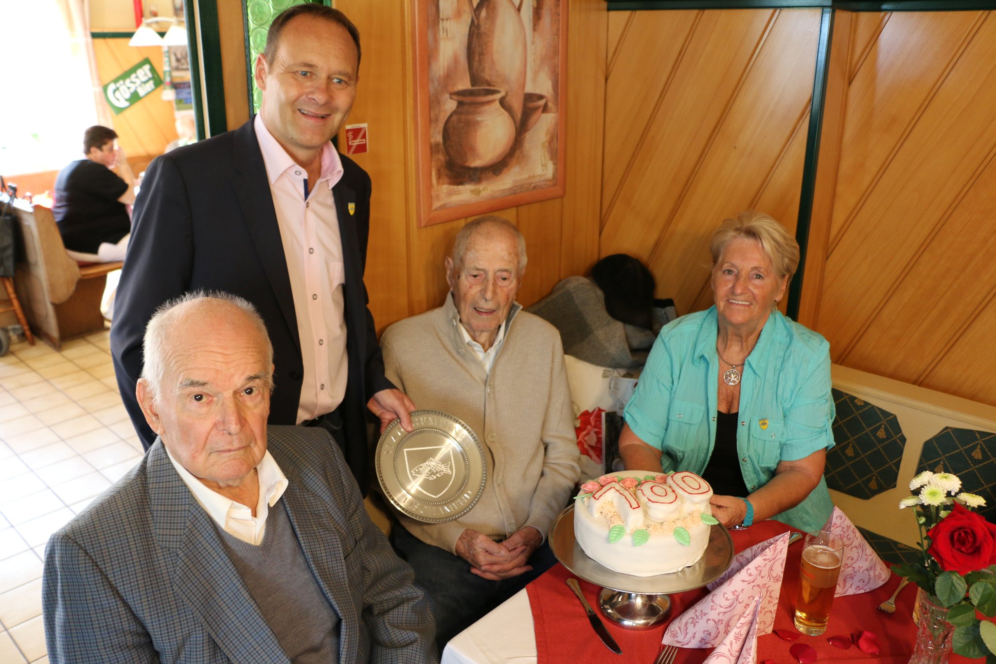 Zum 100er ein Schnitzel & ein Bier - Adolf Emich feiert sein ...