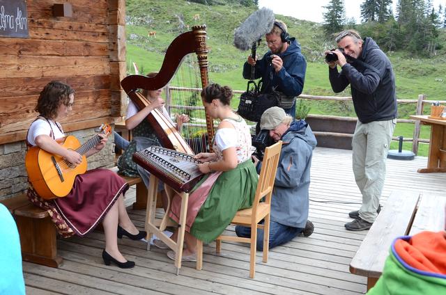 Servus TV begleitete: „Heimatleuchten“ auf der Kafma-Alm in Scheffau ...