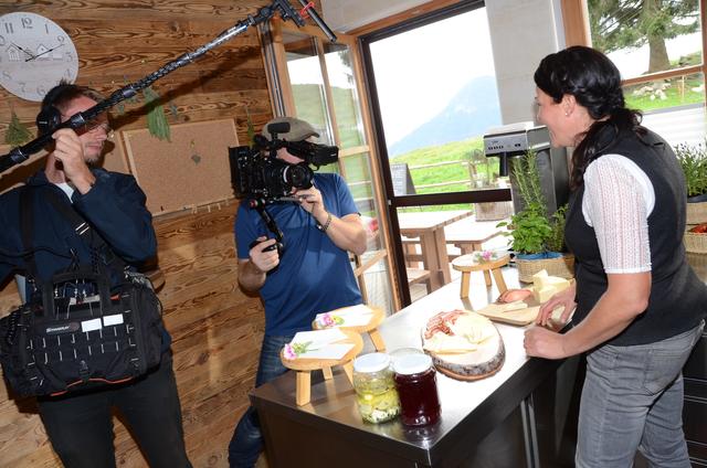 Servus TV begleitete: „Heimatleuchten“ auf der Kafma-Alm in Scheffau ...