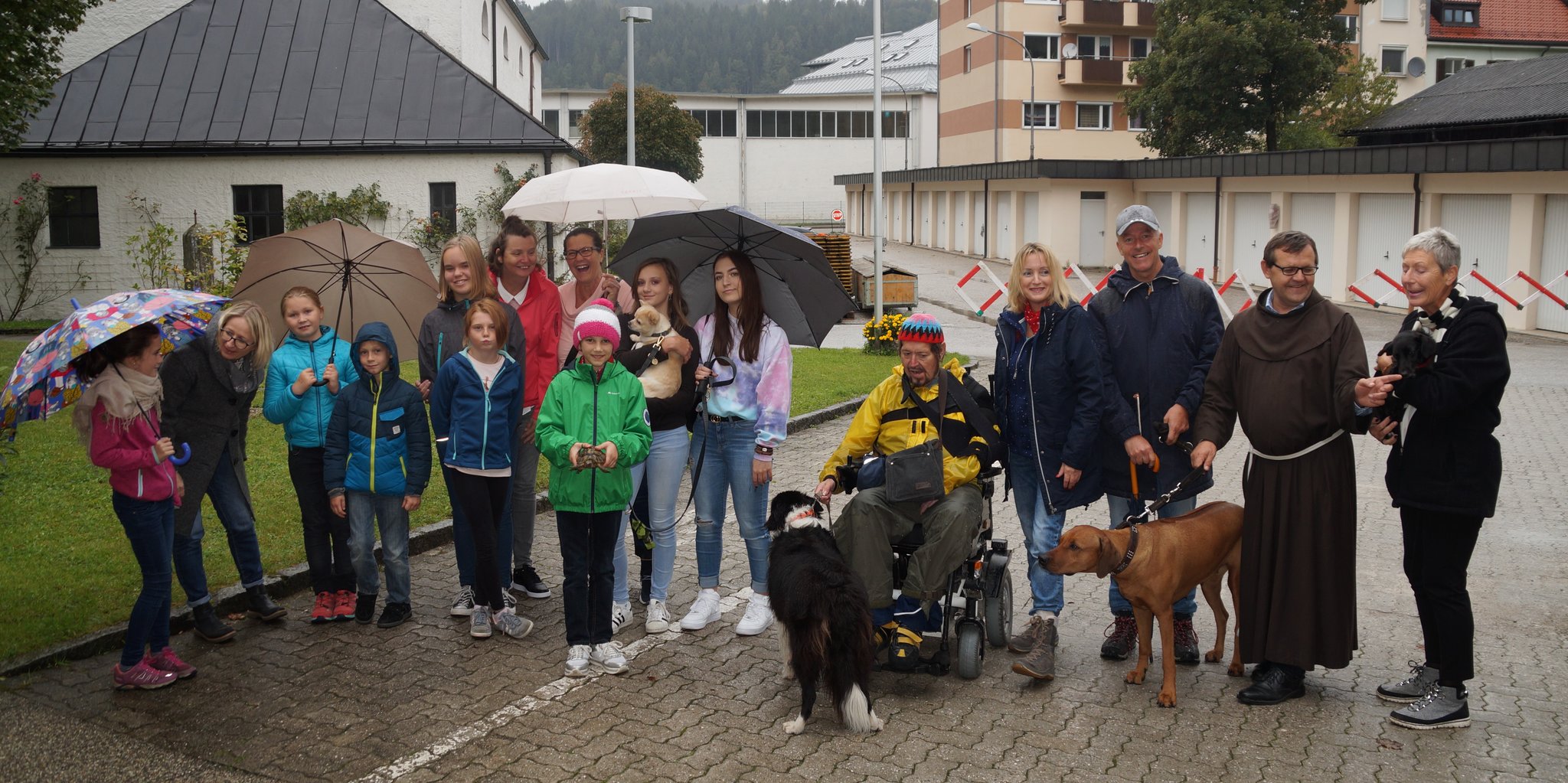 Erste Tiersegnung in Kufstein, am Festtag des Heiligen Franz von Assisi ...