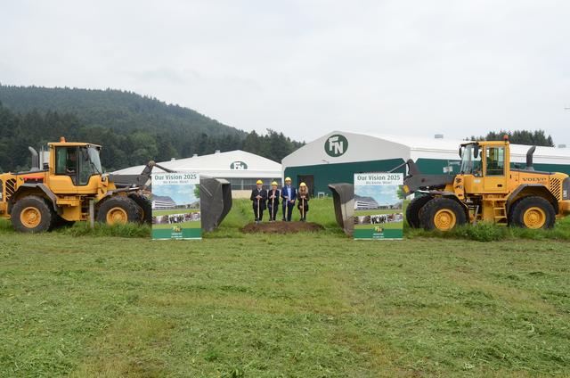 FN Neuhofer: Spatenstich für neuen Mitarbeiter-Parkplatz - Vöcklabruck