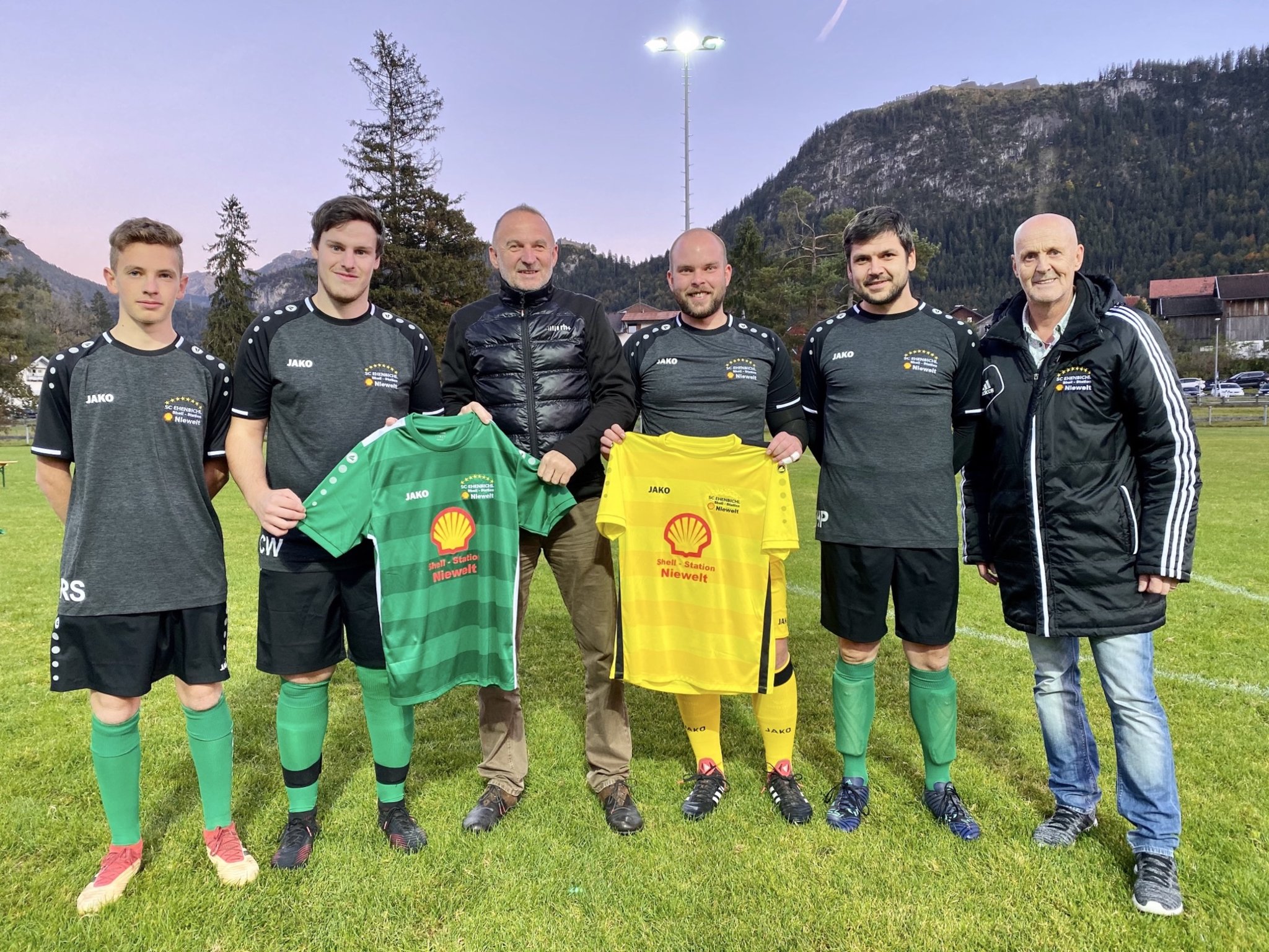 Sponsortätigkeit: SC Ehenbichl freut sich über Dressen von Toni Niewelt ...