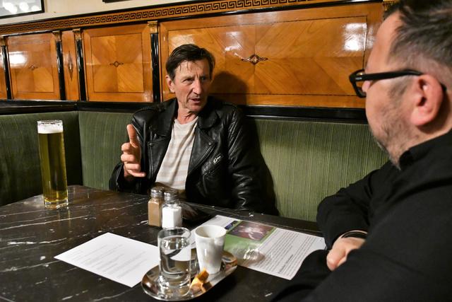 "Frühere Verhältnisse": Hubsi Kramar inszeniert im Theater Akzent - Wien