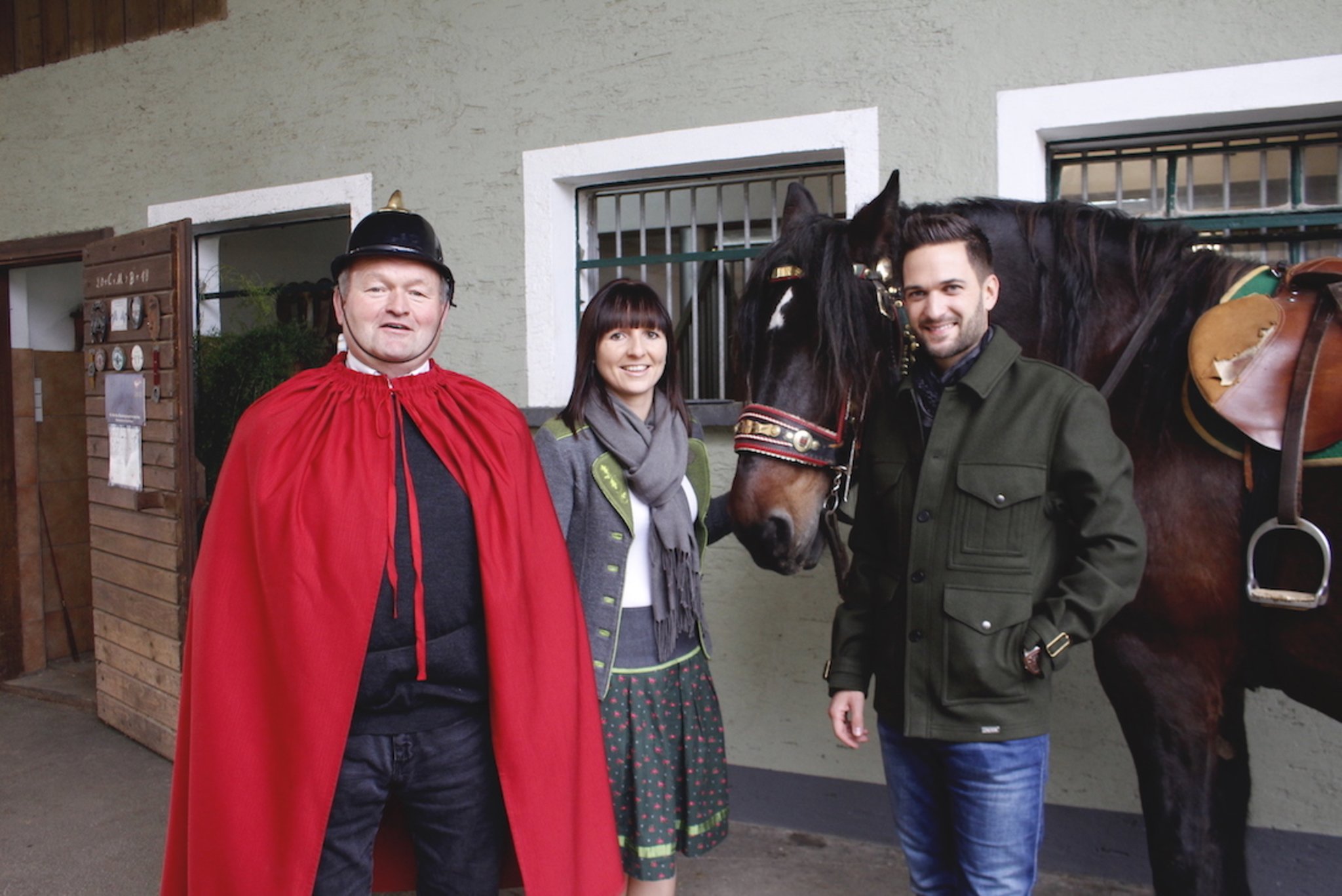 Martinibräuche: Moderator Richard Deutinger besucht Laternenumzug Kuchl ...